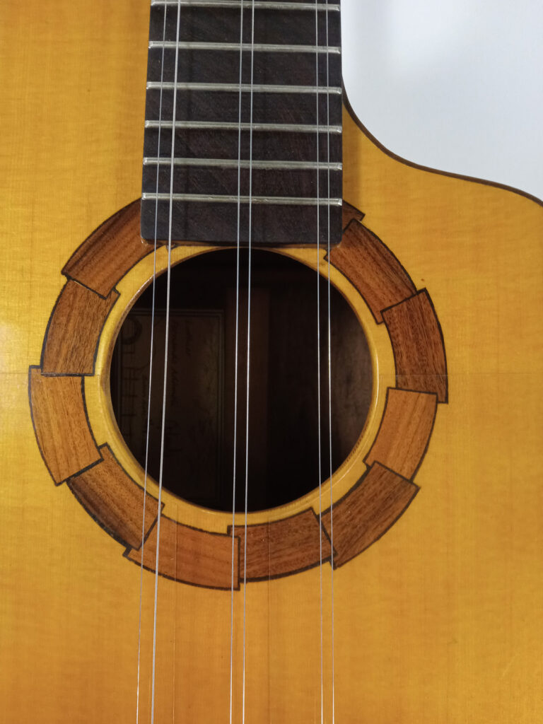 Tres Cubano Premium, acústico o amplificado - Beautifulinstrument.com